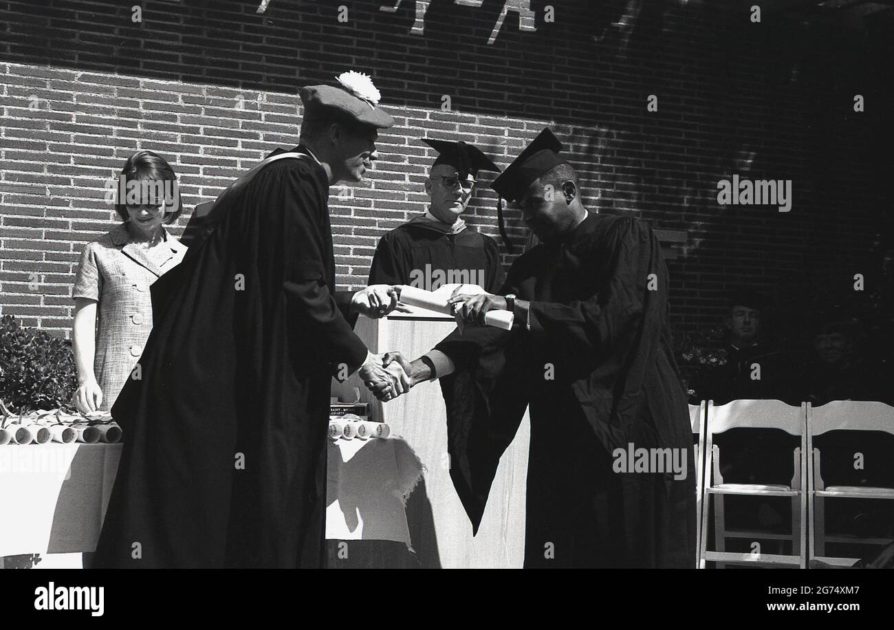 Woman in 1960s attire hi-res stock photography and images - Alamy