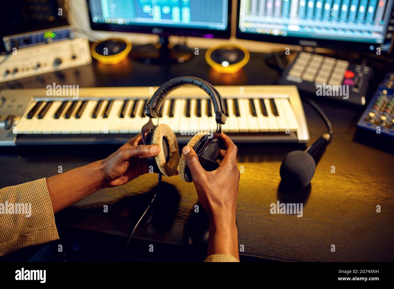 Holds headphones hi-res stock photography and images - Alamy