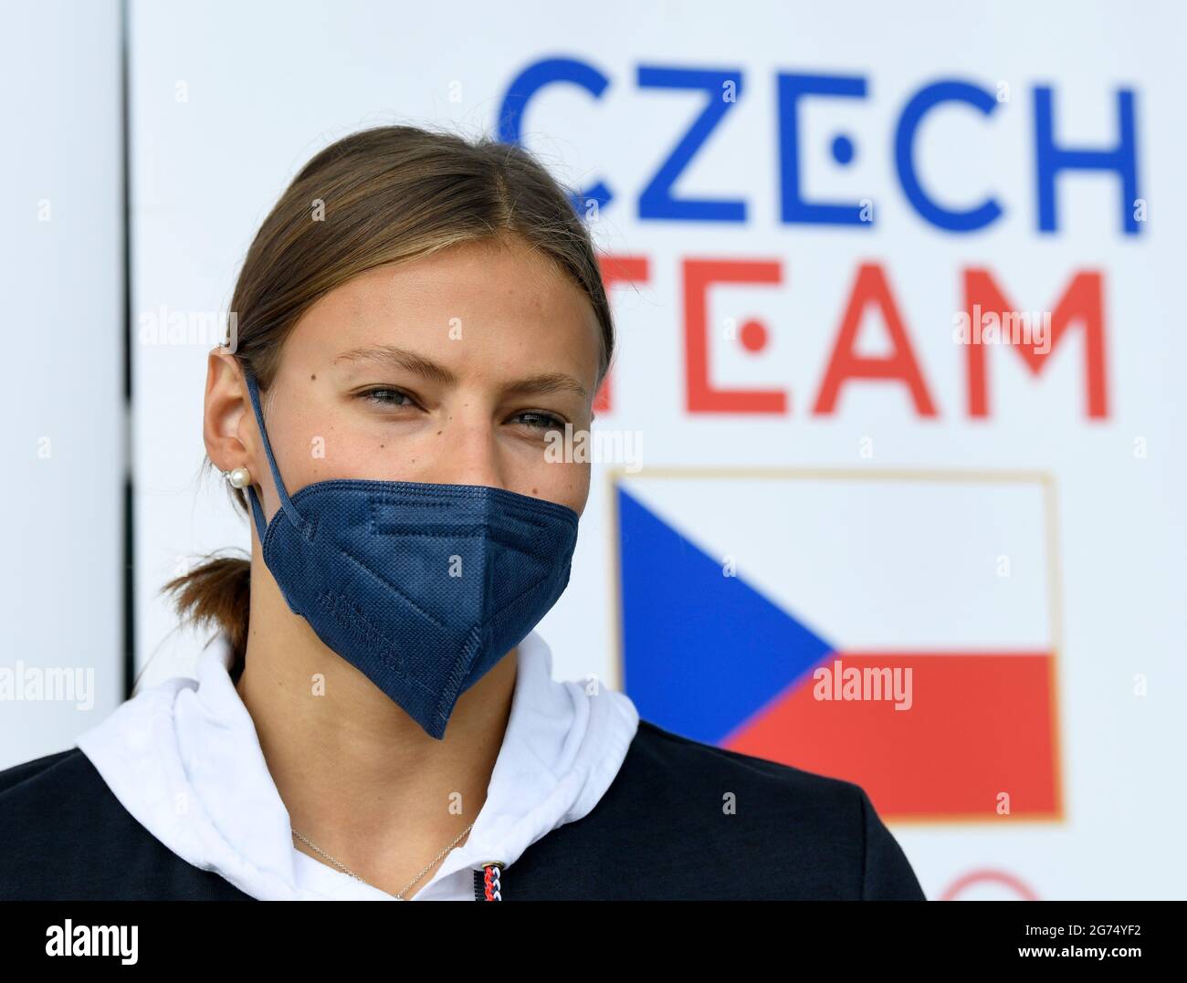 Olympic 2020 swimmer hi-res stock photography and images - Alamy