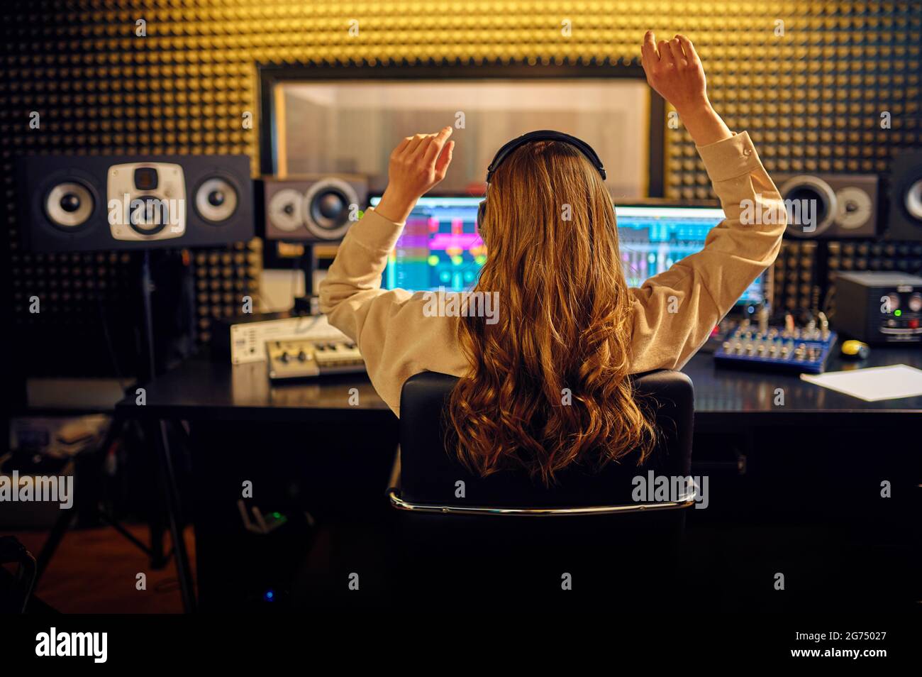 Female sound hi-res stock photography and images - Alamy