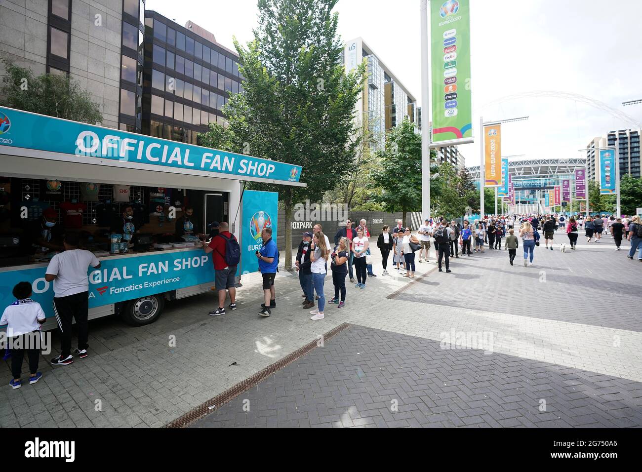 Fans queue outside football ground hi-res stock photography and images ...