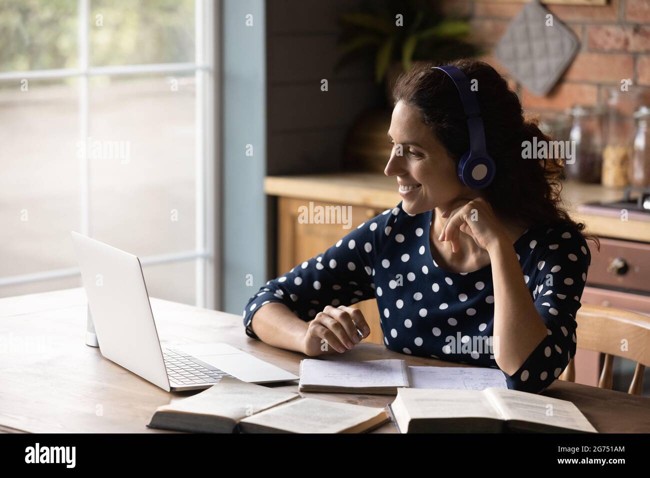 Adult student hi-res stock photography and images - Alamy