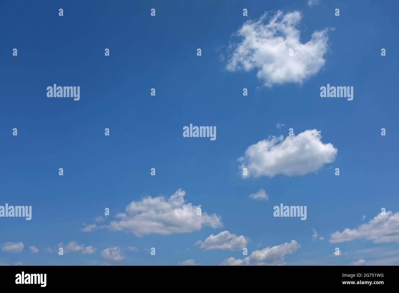 Few clouds hi-res stock photography and images - Alamy
