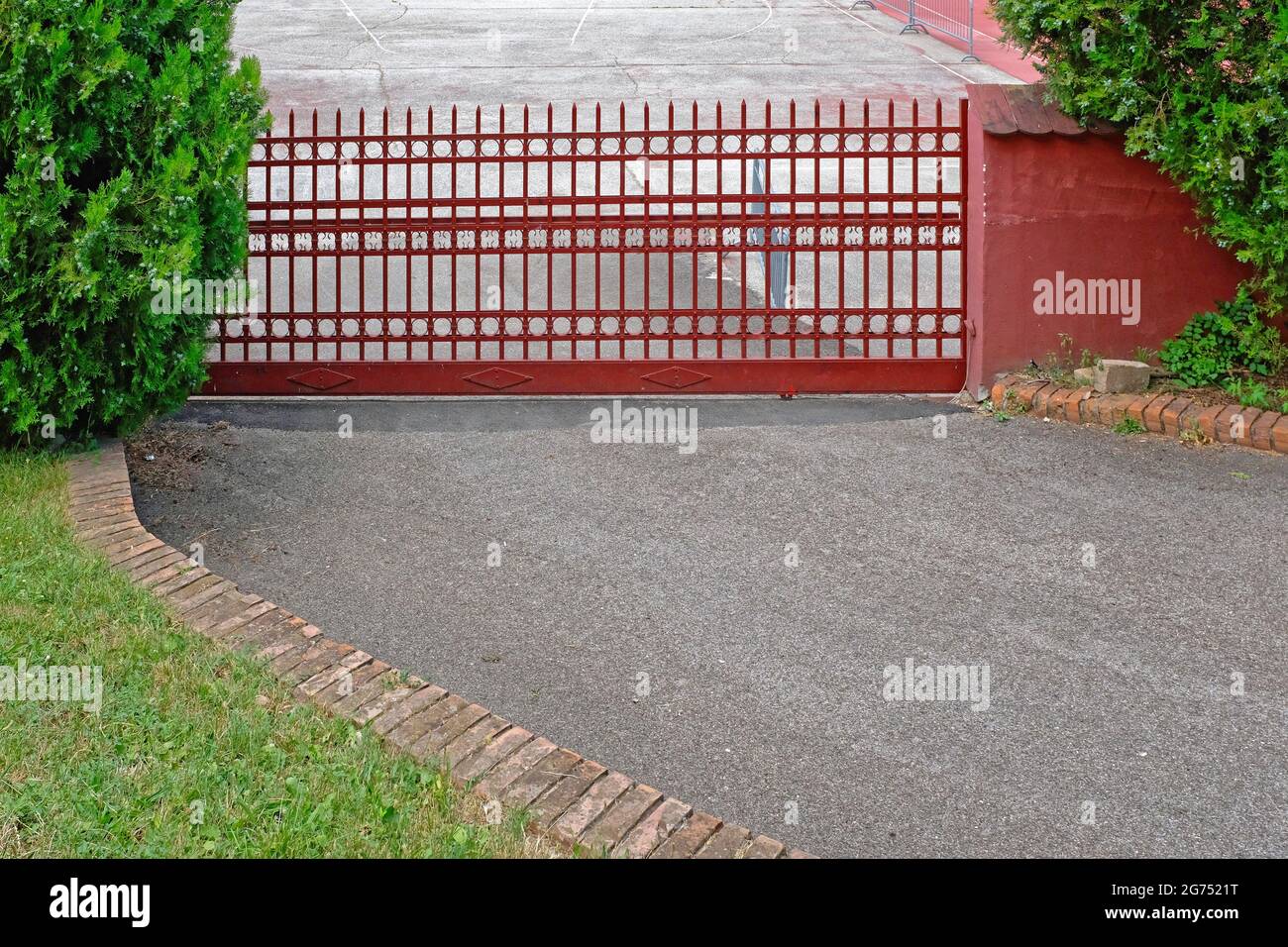 Closed electric red fence with gate way Stock Photo - Alamy
