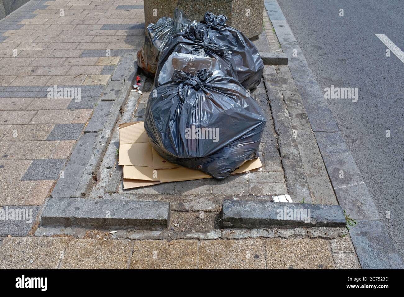 Street garbage hi-res stock photography and images - Alamy