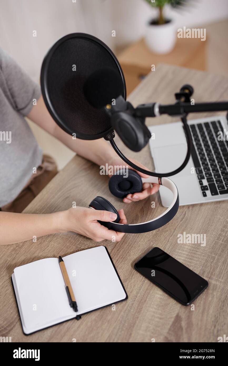 Journalist interview notepad hi-res stock photography and images - Alamy