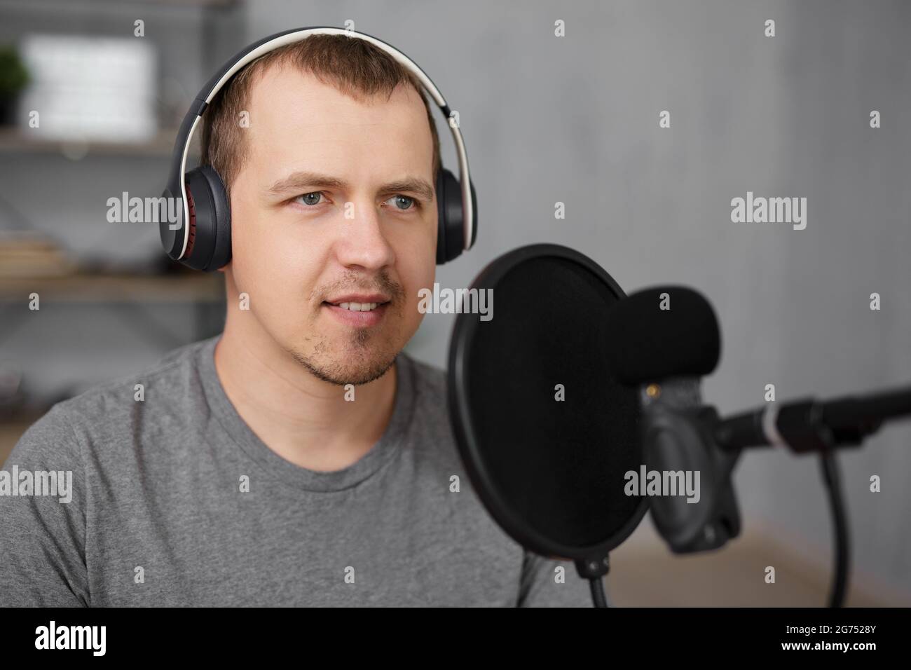 Commentator talking speaking into microphone hi-res stock photography ...