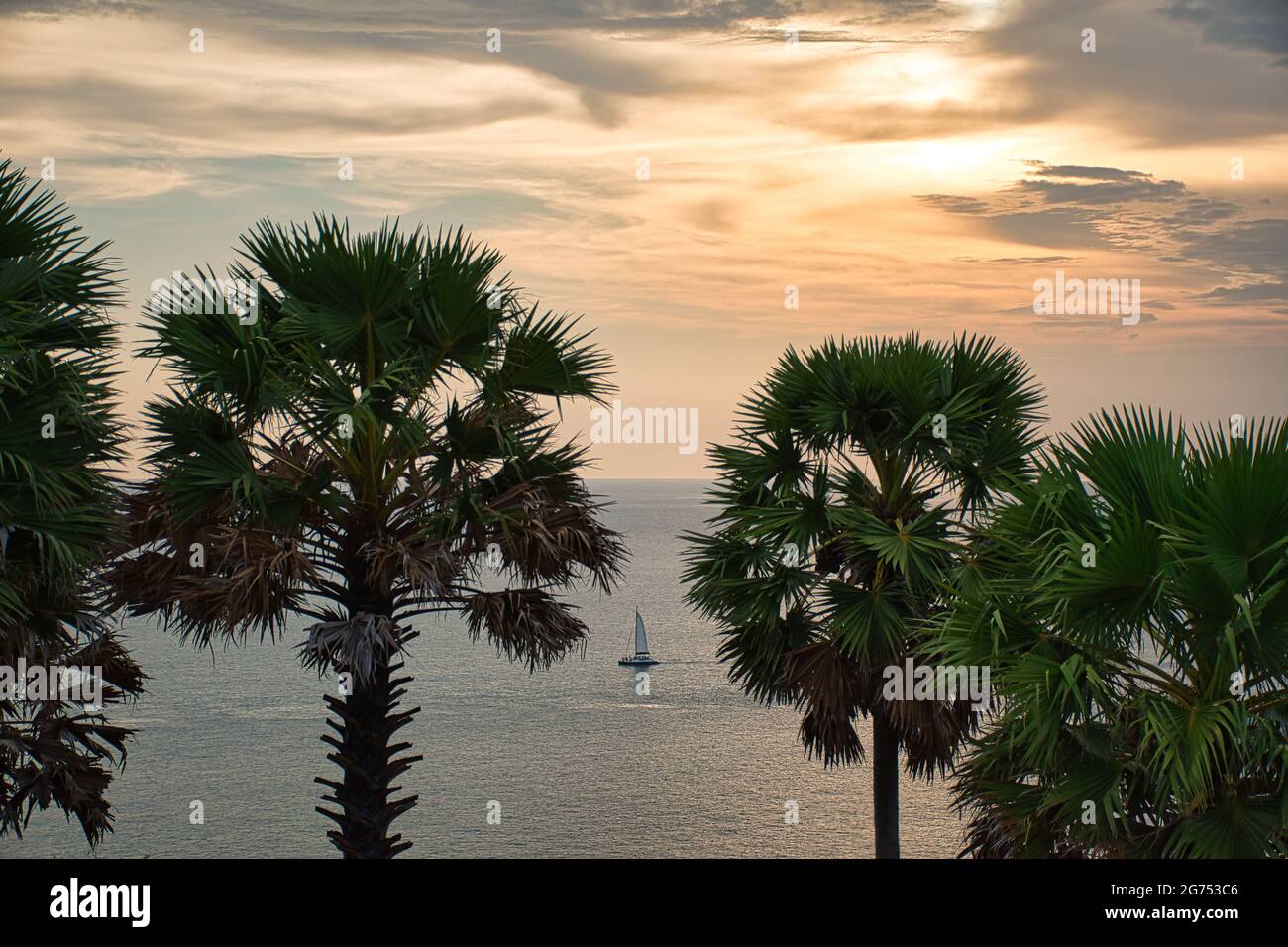 Beautiful stunning scenic panoramic view of the golden sky and ...