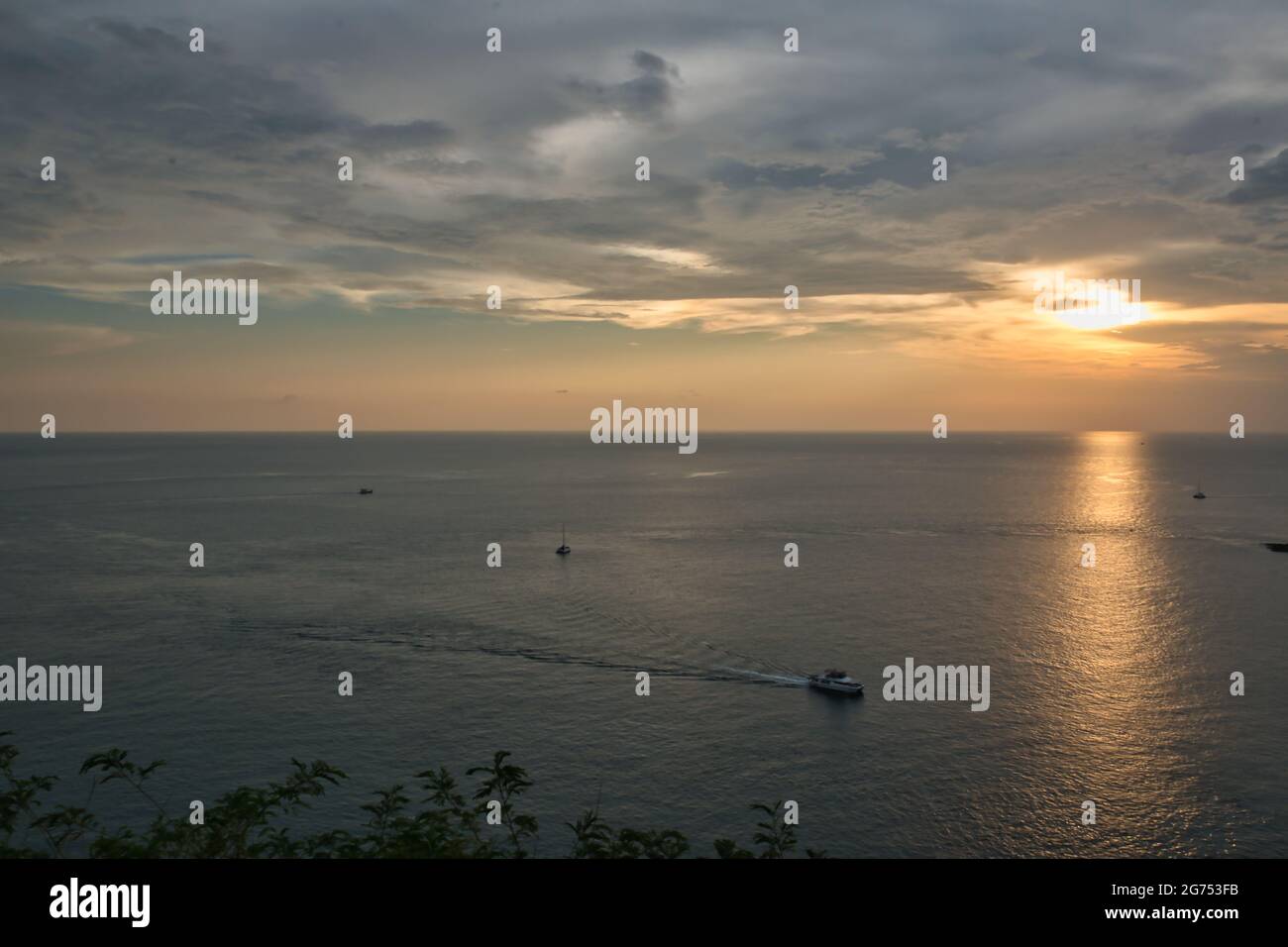 Beautiful, stunning panoramic view of the golden sky and reflections on ...