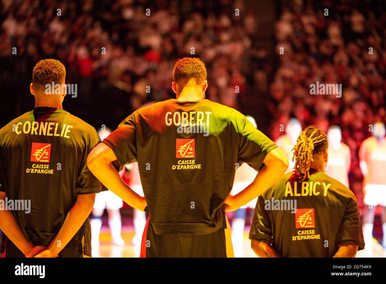 Mens basketball friendly game hi-res stock photography and images - Alamy