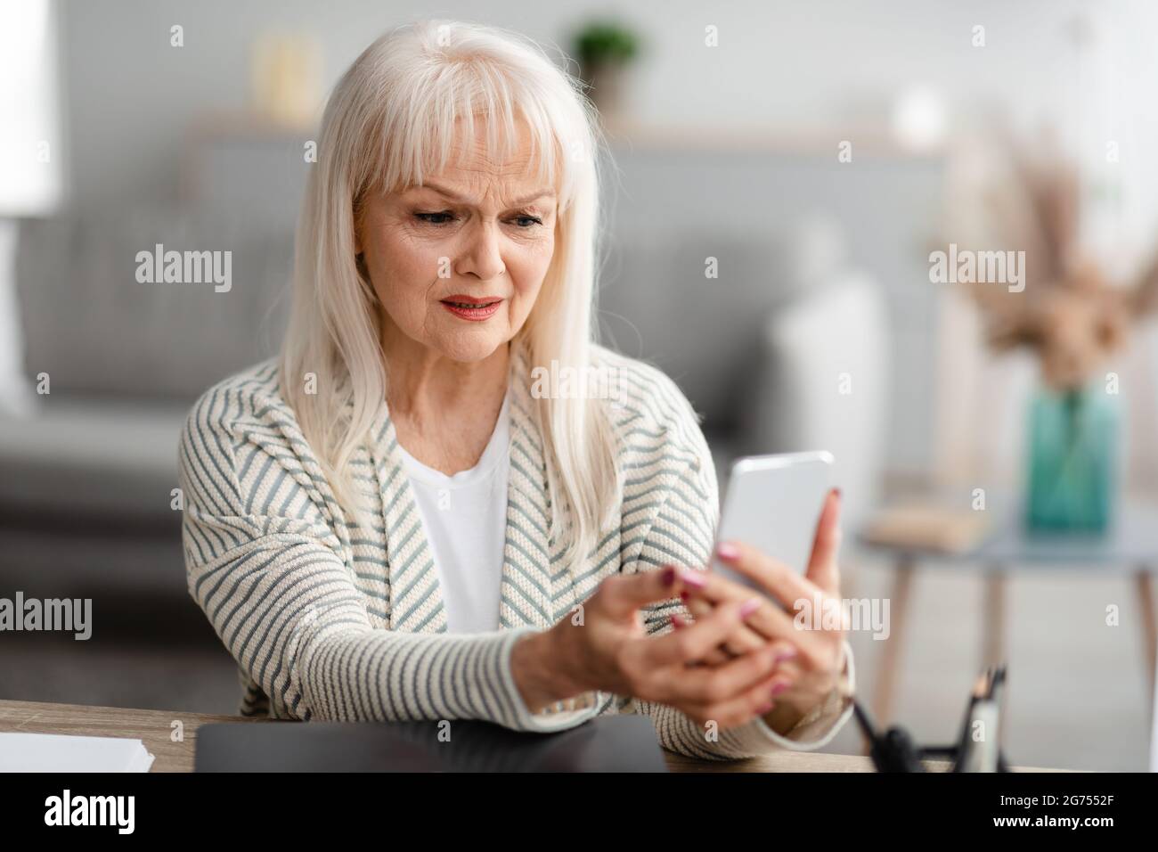 Phone fraud mobile problem confused hi-res stock photography and images ...