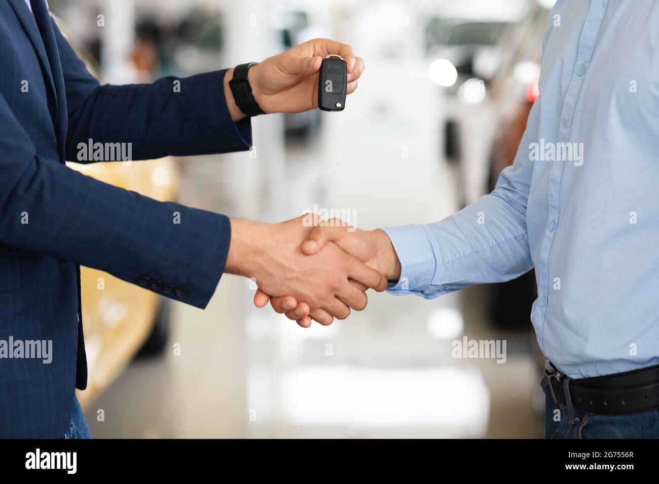 Closeup of customer and car dealer shaking hands Stock Photo - Alamy