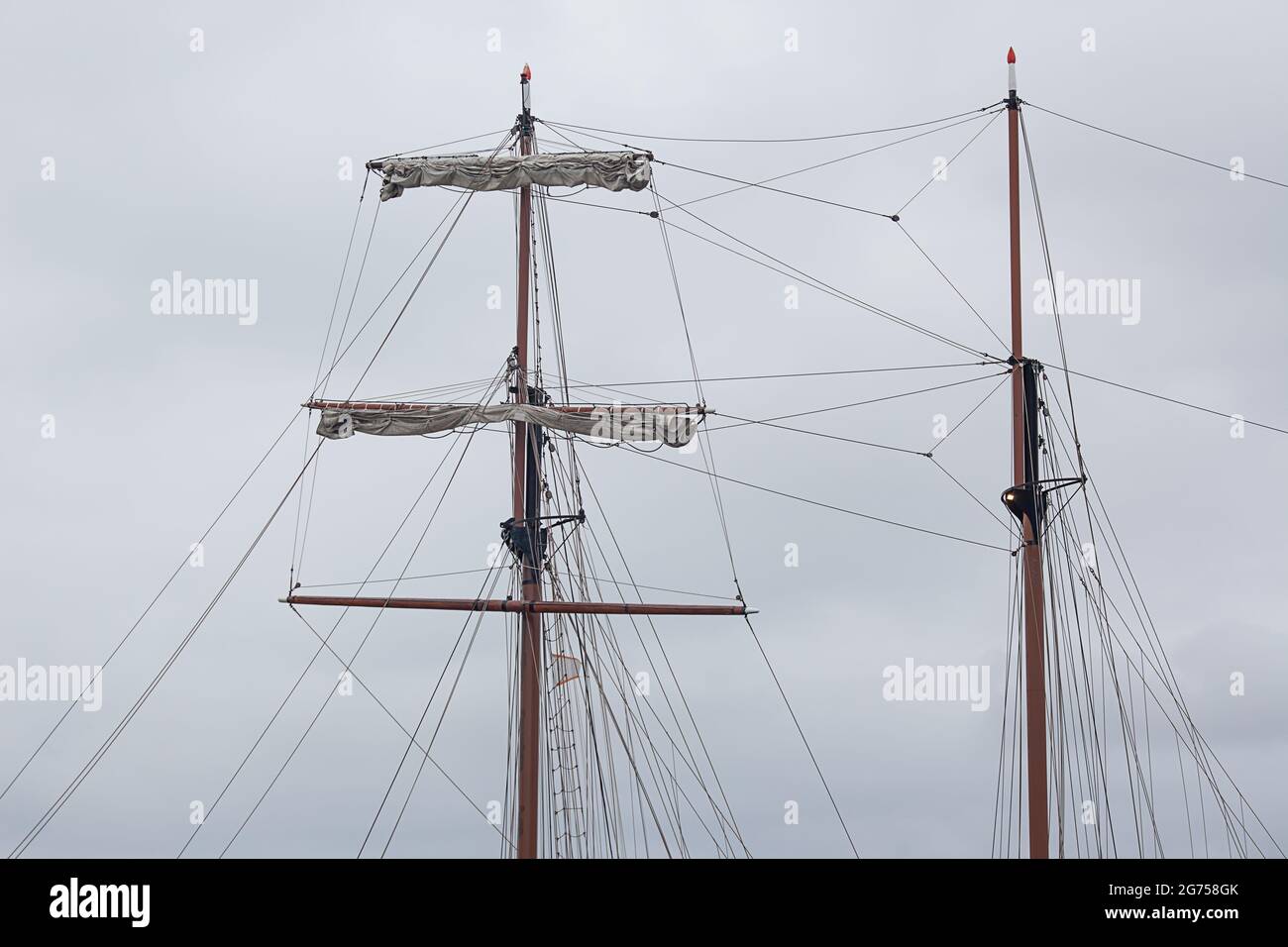 Vertical rigging hi-res stock photography and images - Alamy