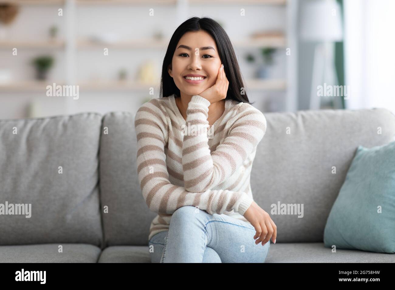 Asian lady looking at camera hi-res stock photography and images - Alamy