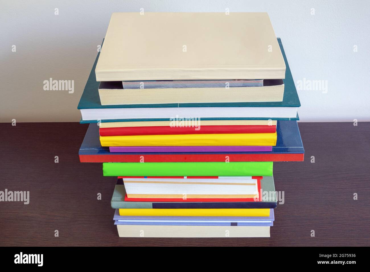 Different size books hi-res stock photography and images - Alamy
