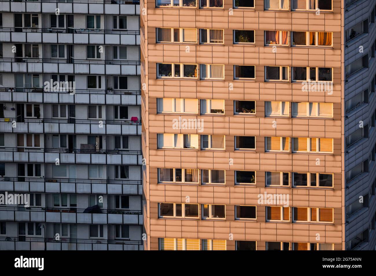 Multi storey block flats hi-res stock photography and images - Alamy