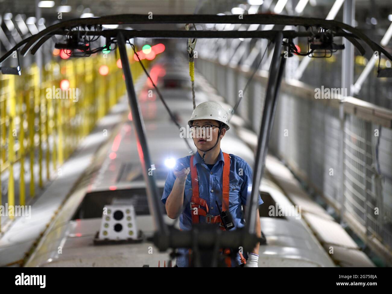 Overhead contact system hi-res stock photography and images - Alamy