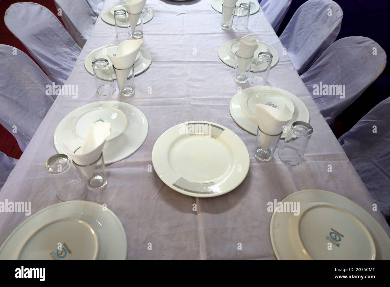 Glass bowl upside down hi-res stock photography and images - Alamy