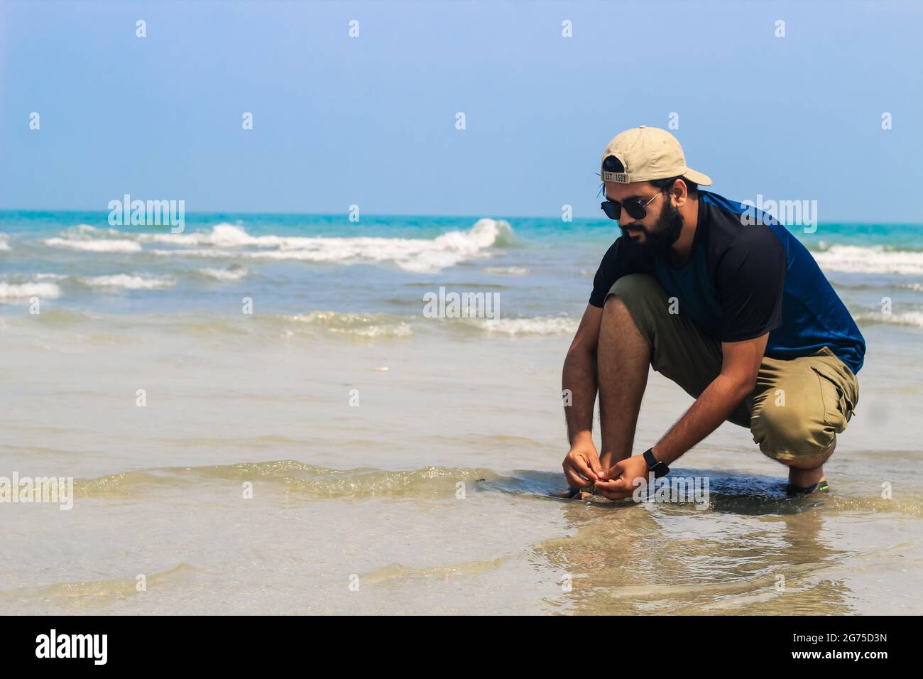 Picking shells hi-res stock photography and images - Alamy
