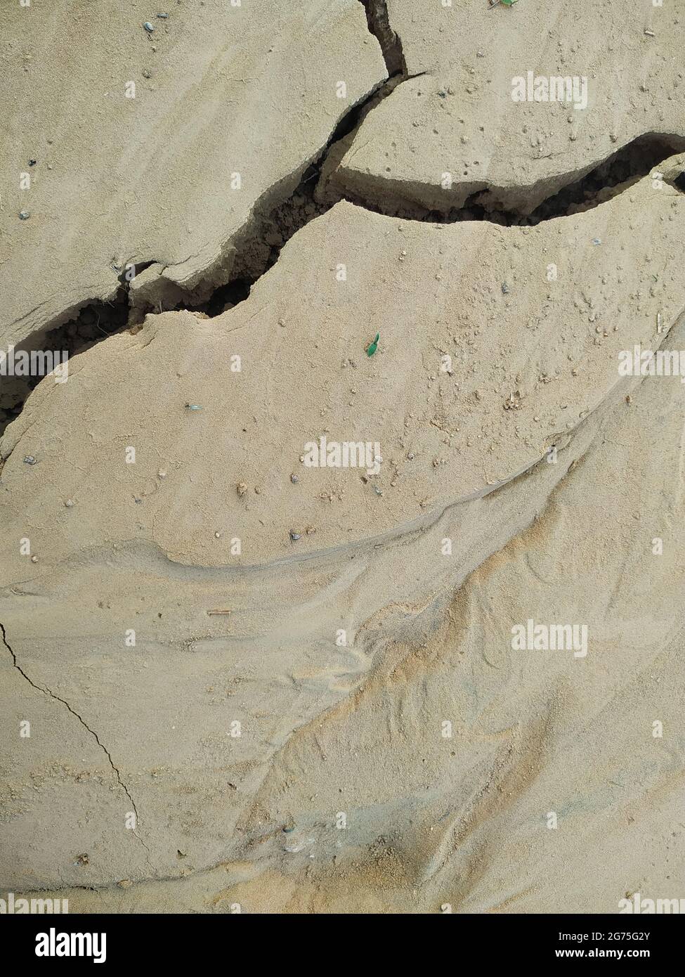 Cracks desert sand hi-res stock photography and images - Alamy