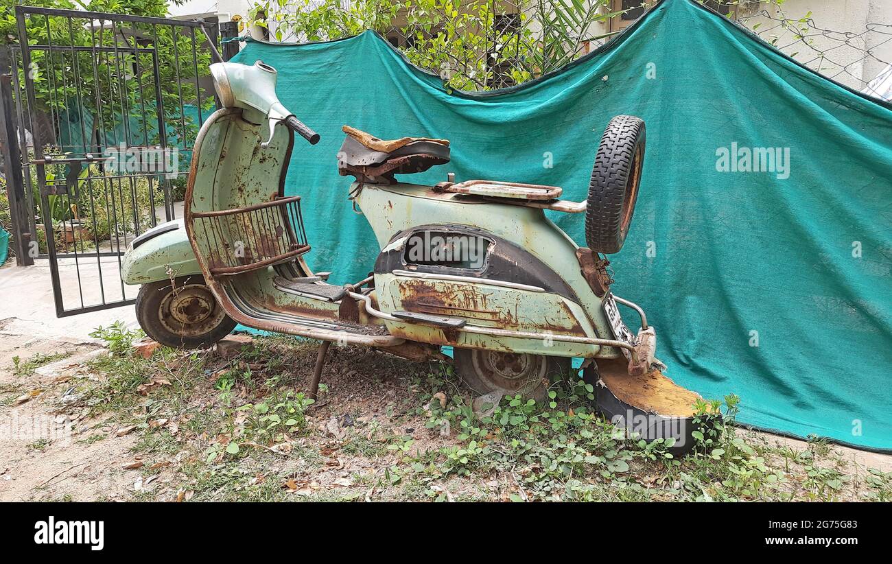 Closeup old broken motorcycle hi-res stock photography and images - Alamy