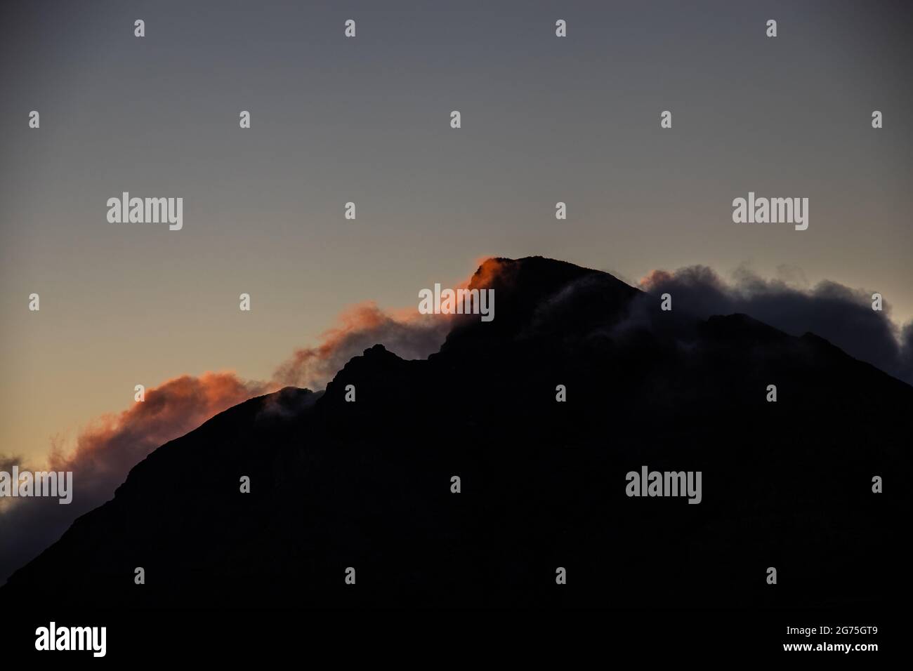 Clouds over table mountain hi-res stock photography and images - Alamy