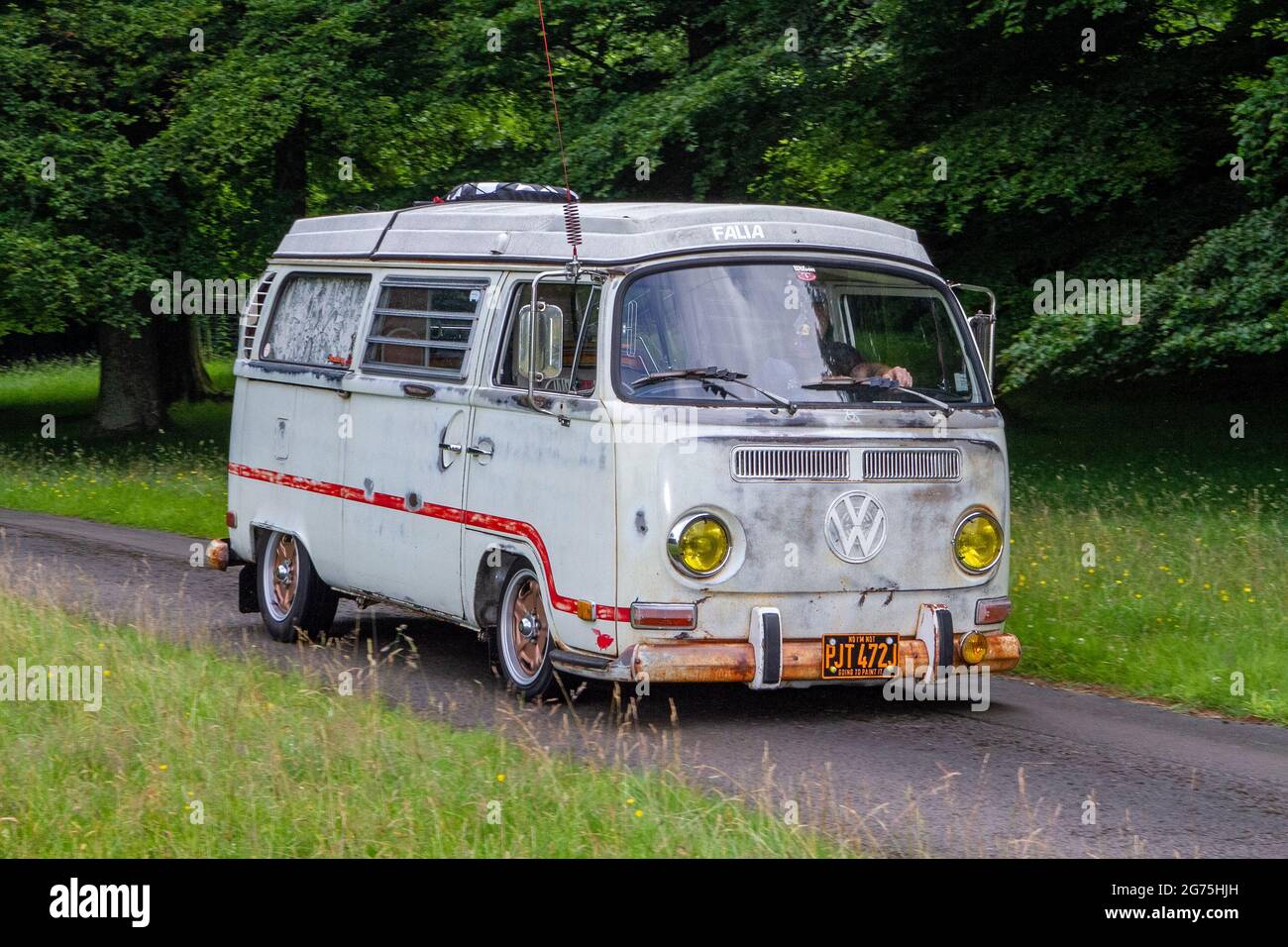 A front view of 1971 70s VW VOLKSWAGEN bay window campervan vintage ...