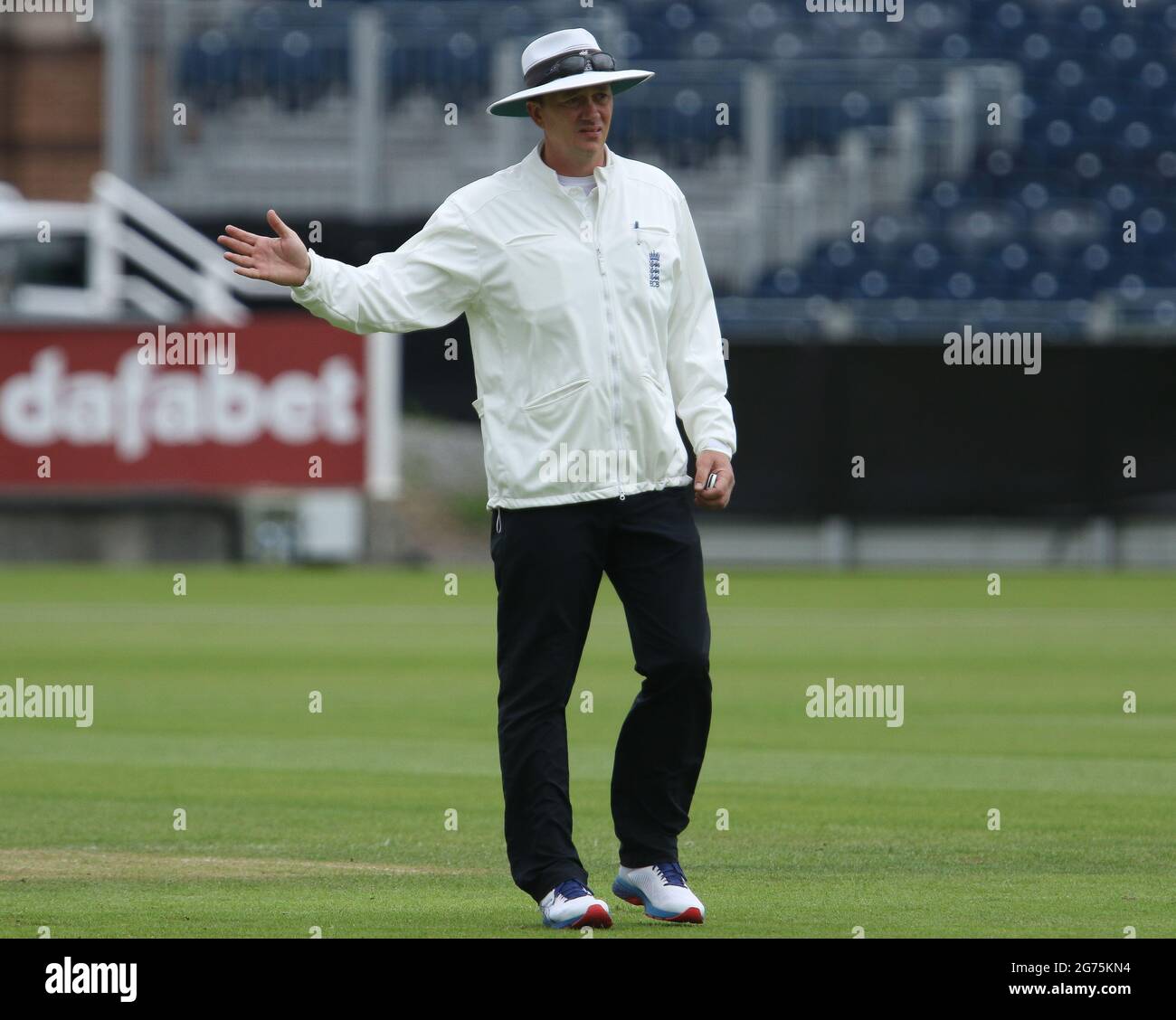 Cricket umpire signals hi-res stock photography and images - Alamy