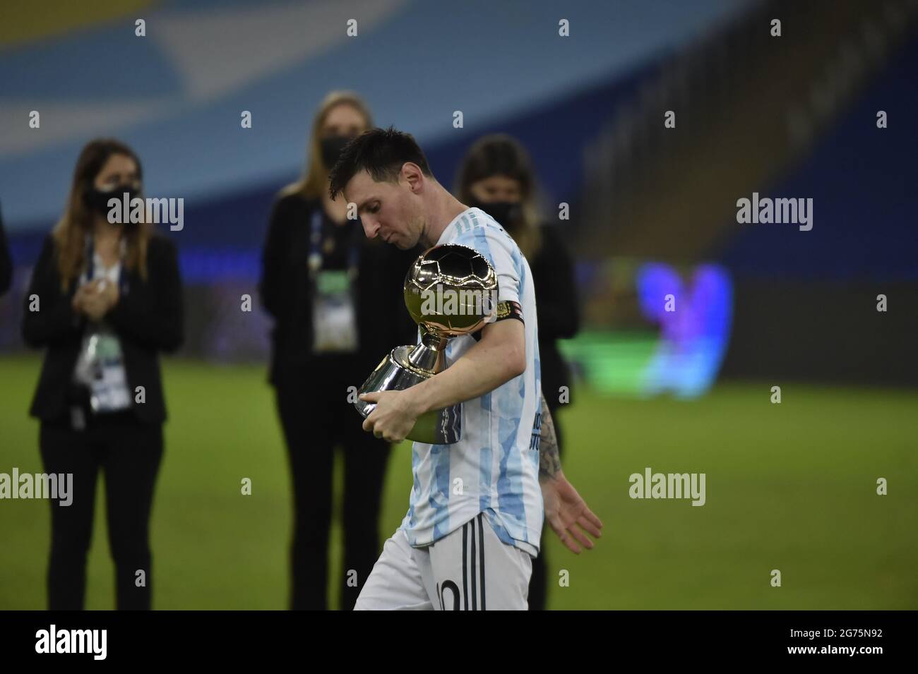 Lionel messi copa america trophy hi-res stock photography and images ...