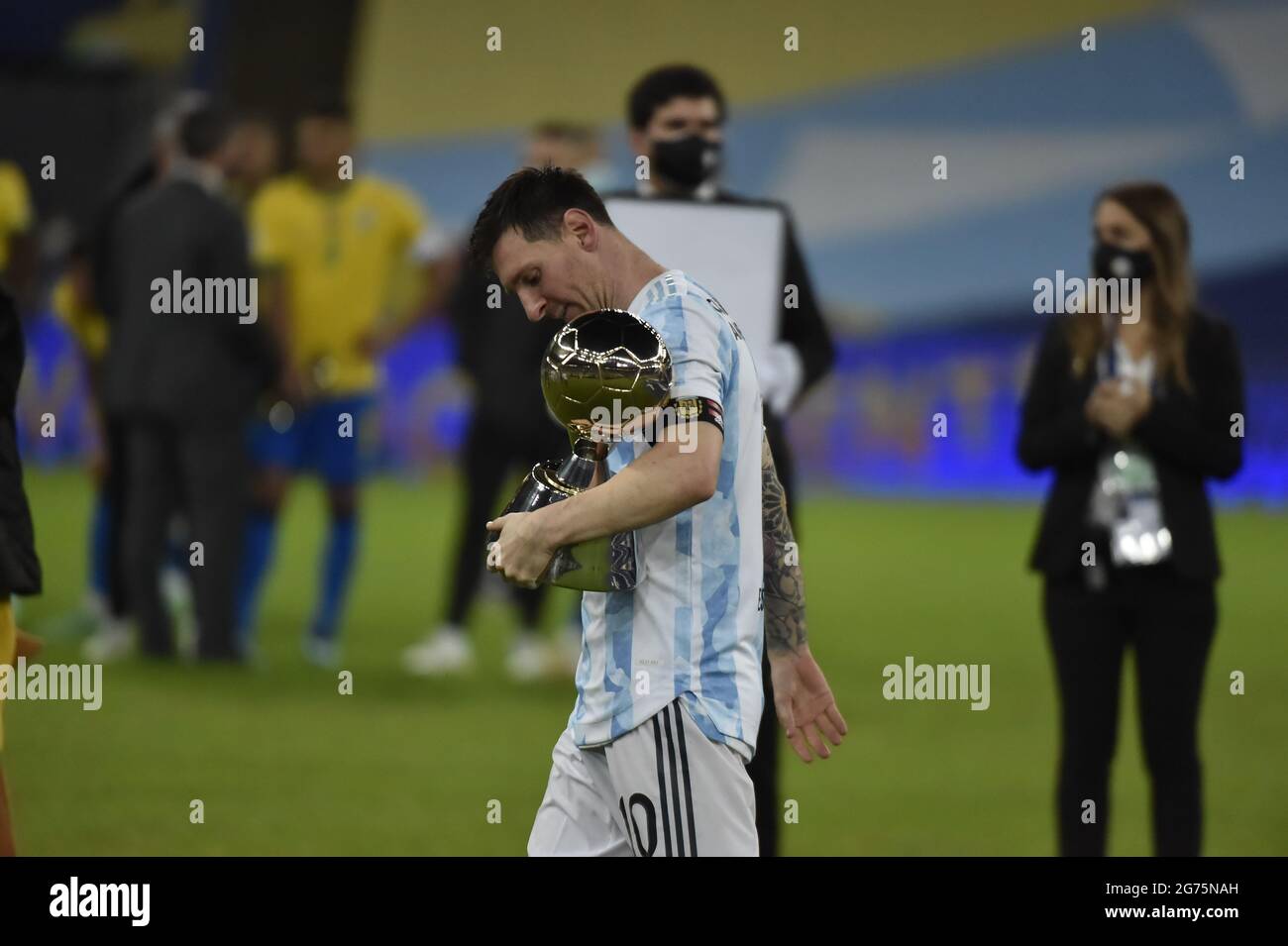 Lionel messi copa america trophy hi-res stock photography and images ...