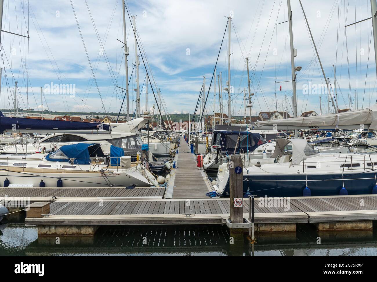 Pontoons jetty hi-res stock photography and images - Alamy