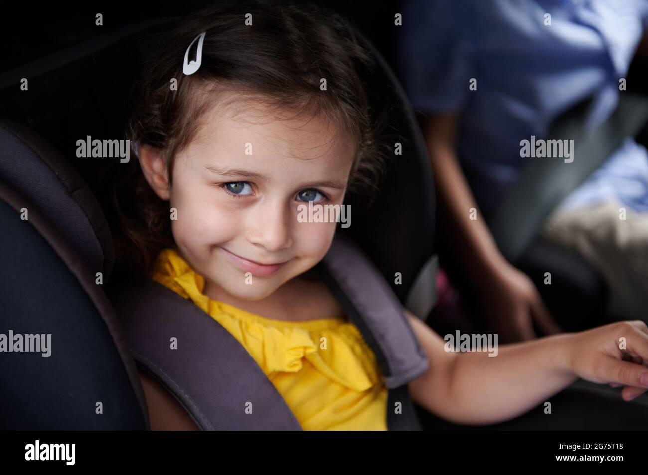 Kids looking out car window hi-res stock photography and images - Alamy