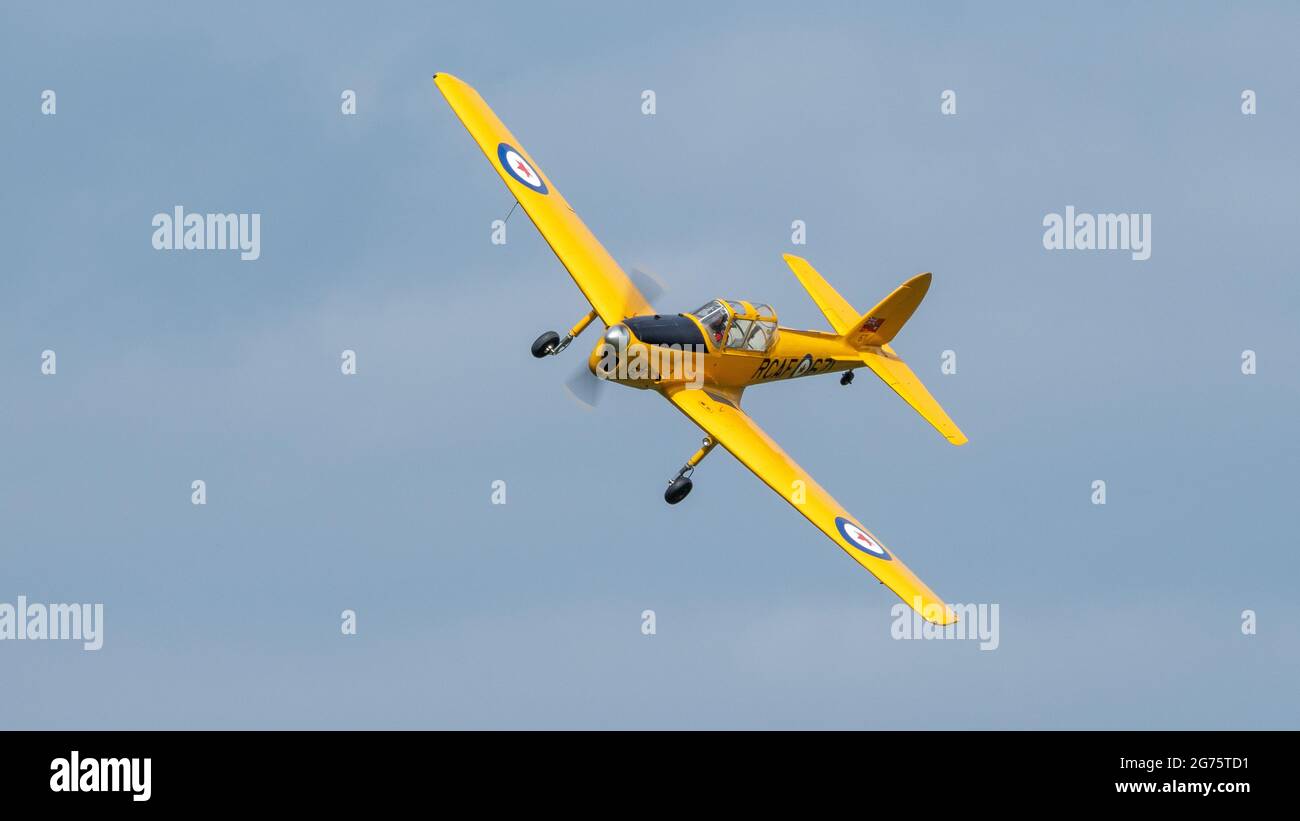 Vintage 1949 DHC Chipmunk T.22 671 RCAF in the livery of the Royal ...