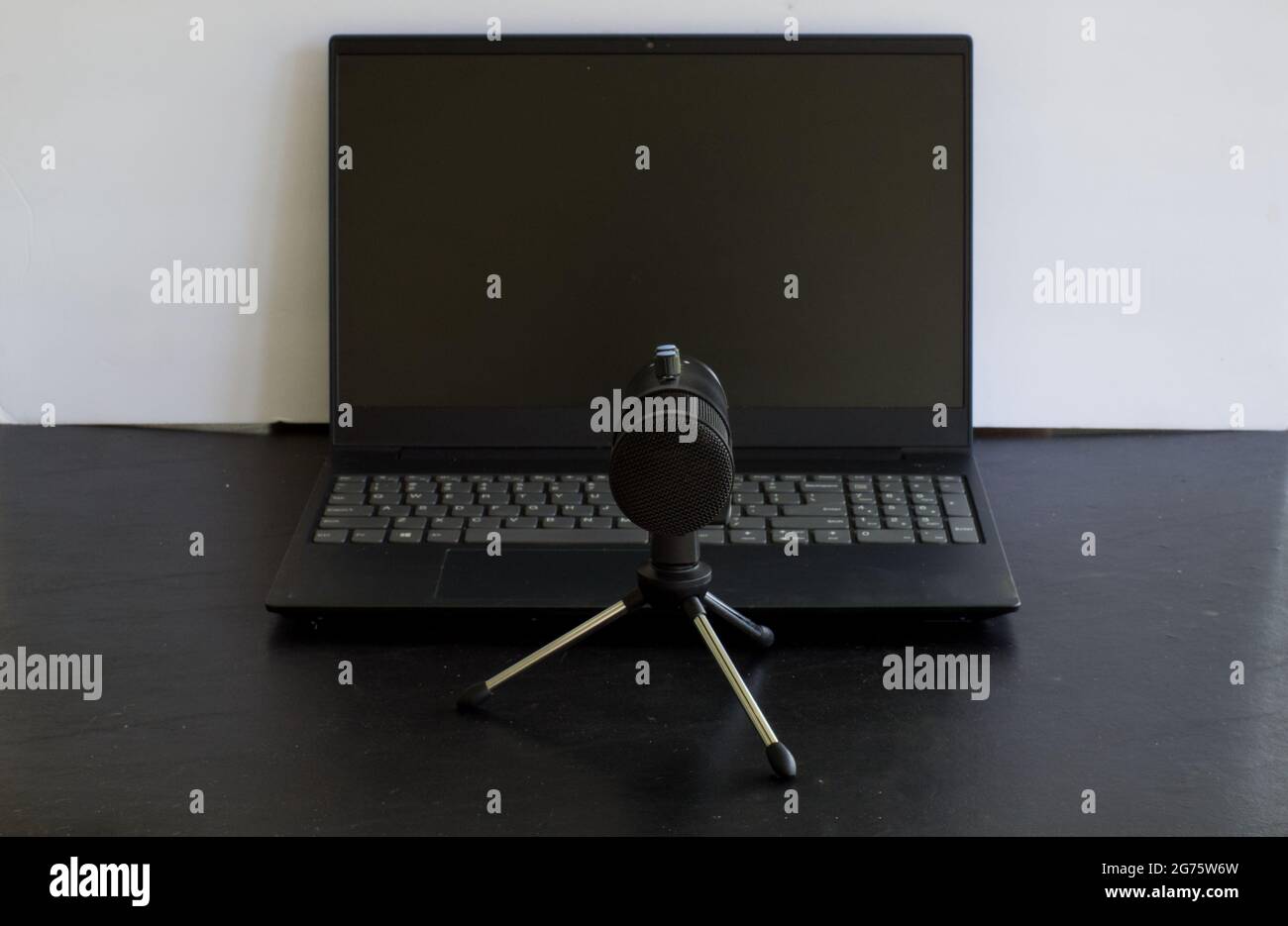Computer microphone hi-res stock photography and images - Alamy