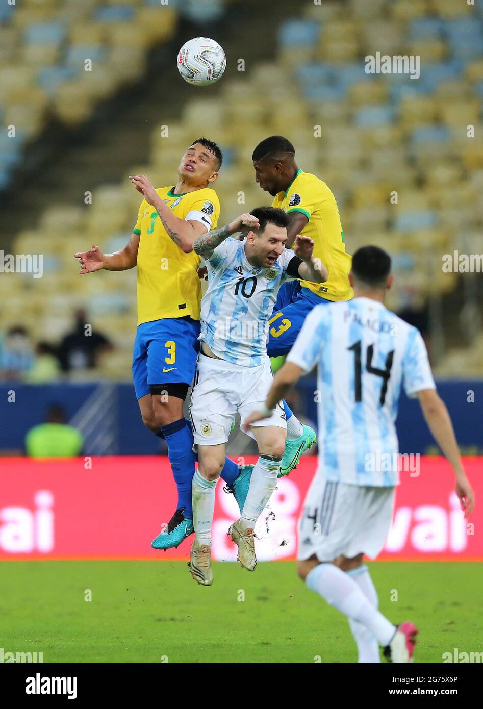 Lionel Messi da Argentina disputa o lance com Thiago Silva e Emerson do ...