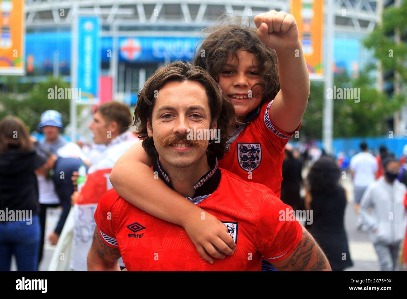 Young england fans cheer on their team hi-res stock photography and ...