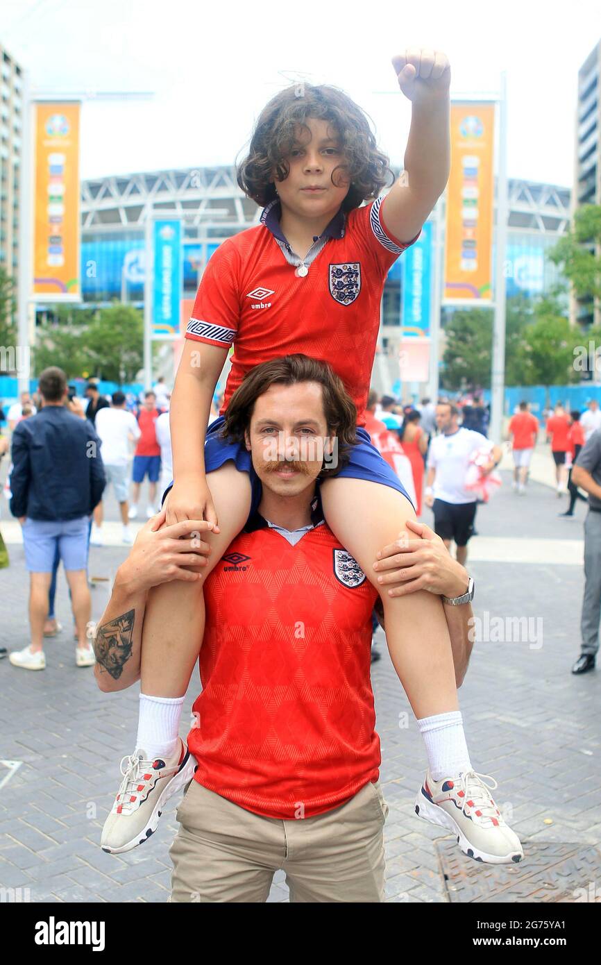 Young england fans cheer on their team hi-res stock photography and ...