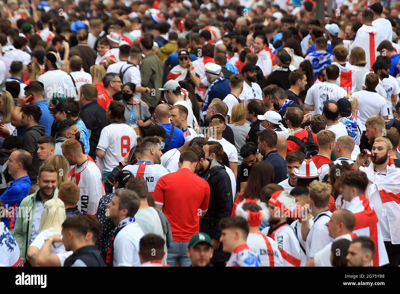 Euro 2020 fans wembley hi-res stock photography and images - Alamy