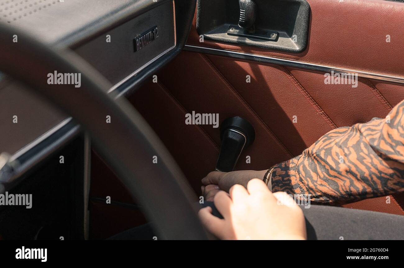 A female opening a car window Stock Photo - Alamy