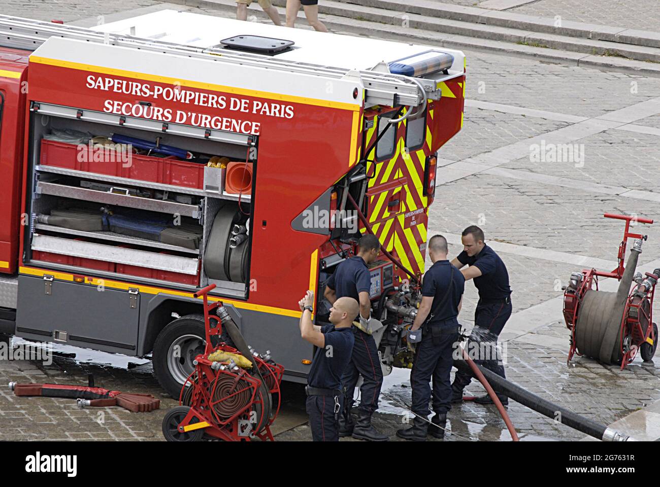 PARIS/FRANCE French fire fighters are exercising at River Seine on 24 ...