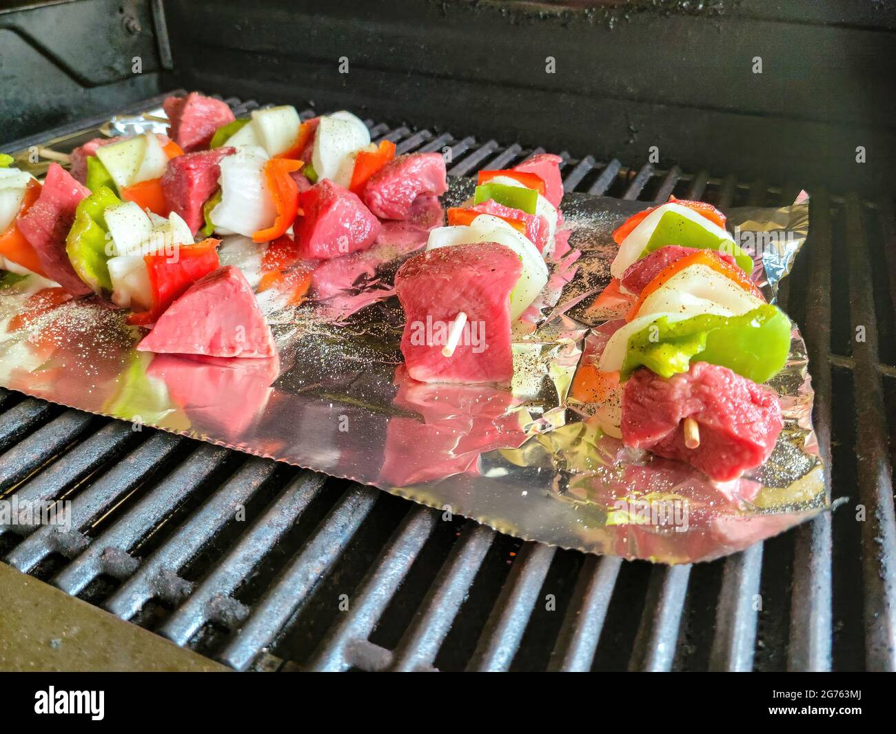 Beef and vegetable shish kabob grilling on barbecue grill Stock Photo - Alamy