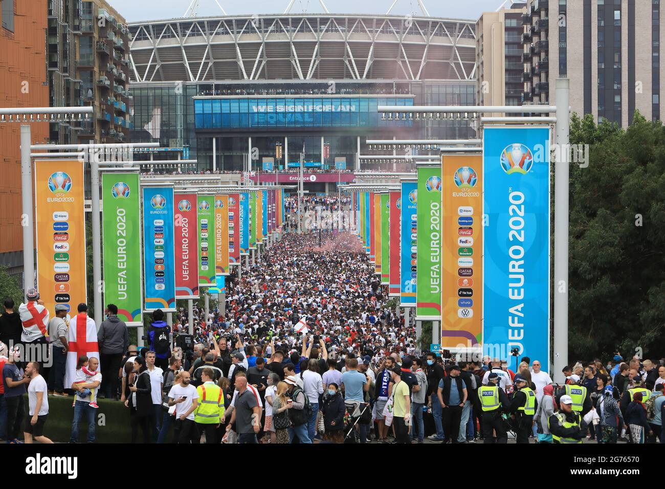 Wembley stadium fans 2020 hi-res stock photography and images - Alamy