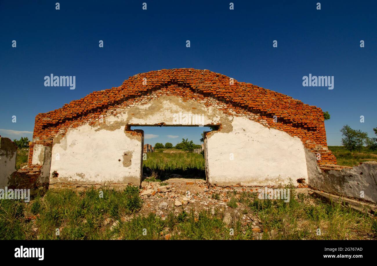War damaged brick wall hi-res stock photography and images - Alamy