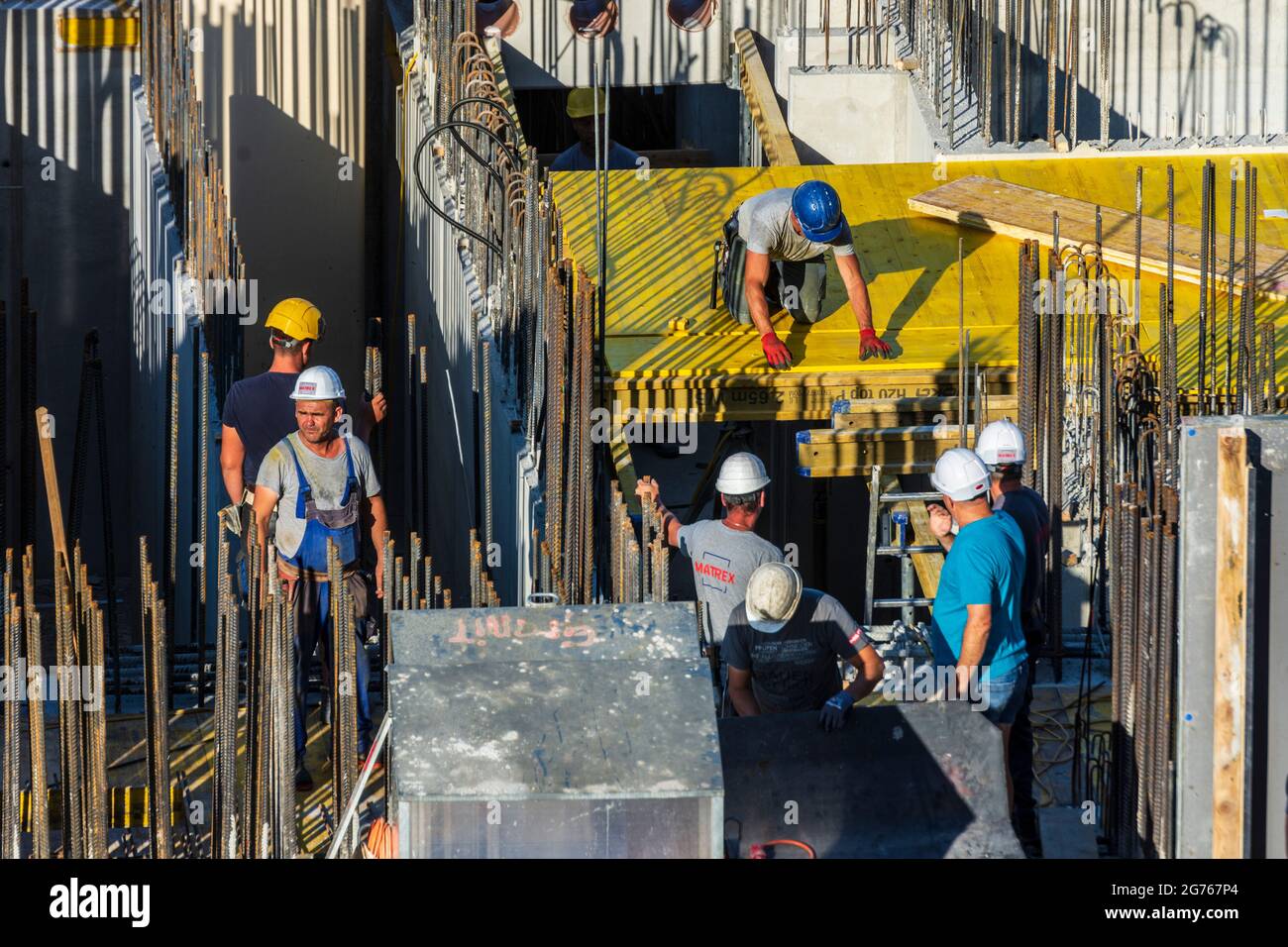 Wien, Vienna: construction site, setting up of the formwork, worker in ...
