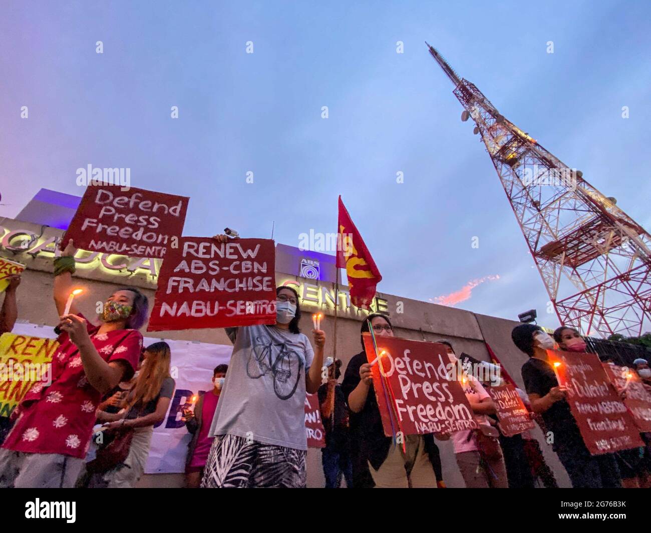 Filipino journalists, press freedom activists, supporters and employees ...
