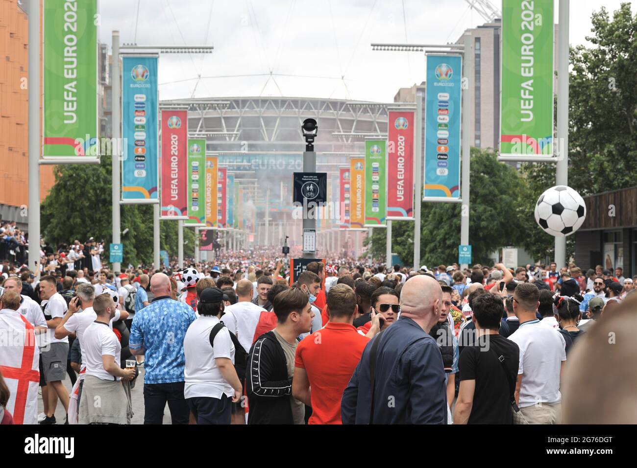 Euro 2020 final crowd hi-res stock photography and images - Alamy