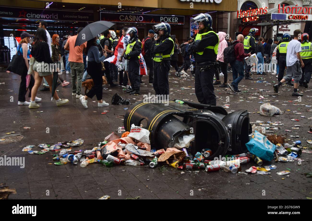 Throwing trash italy hi-res stock photography and images - Alamy
