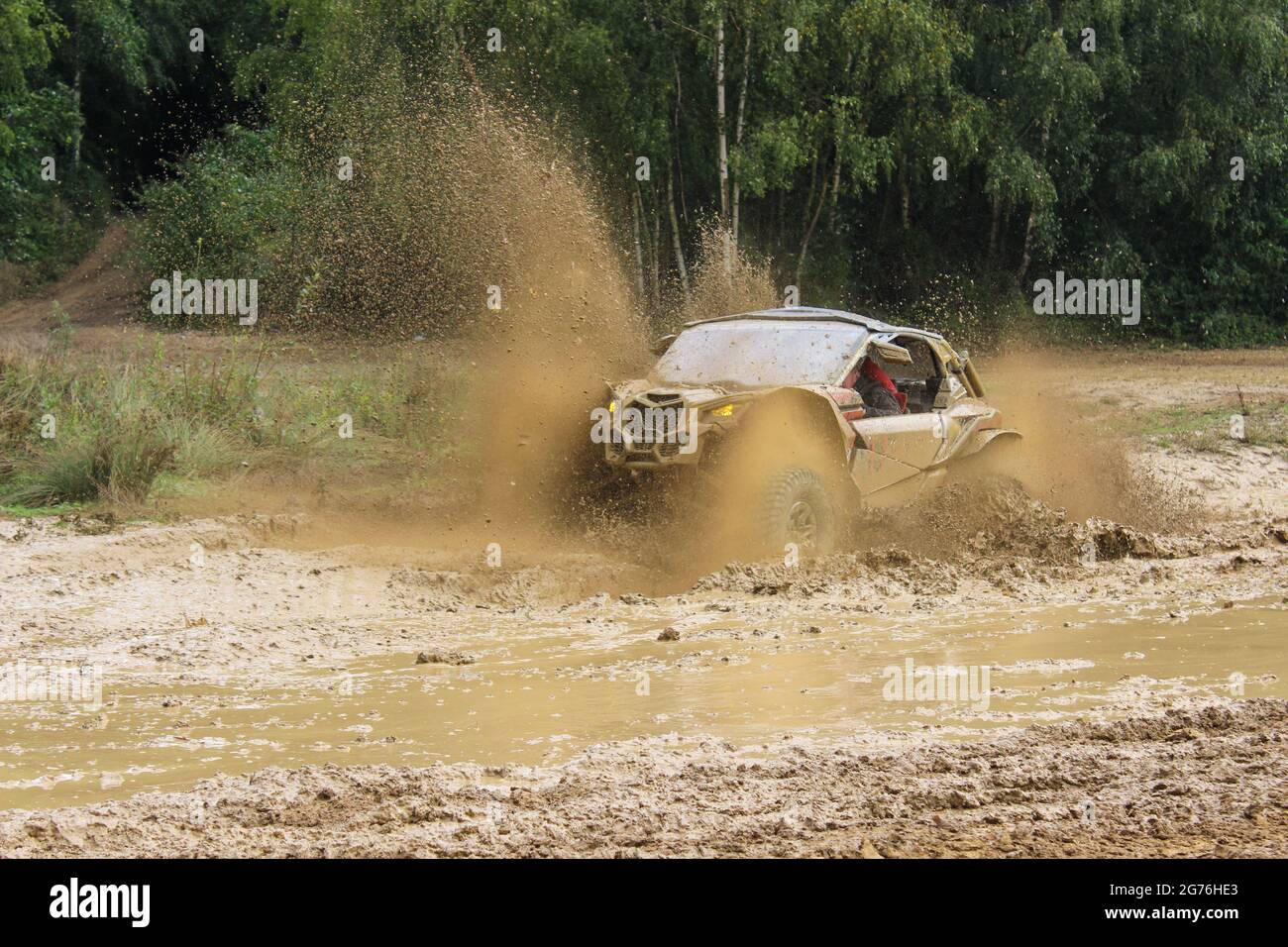 Car stuck in the mud hi-res stock photography and images - Alamy