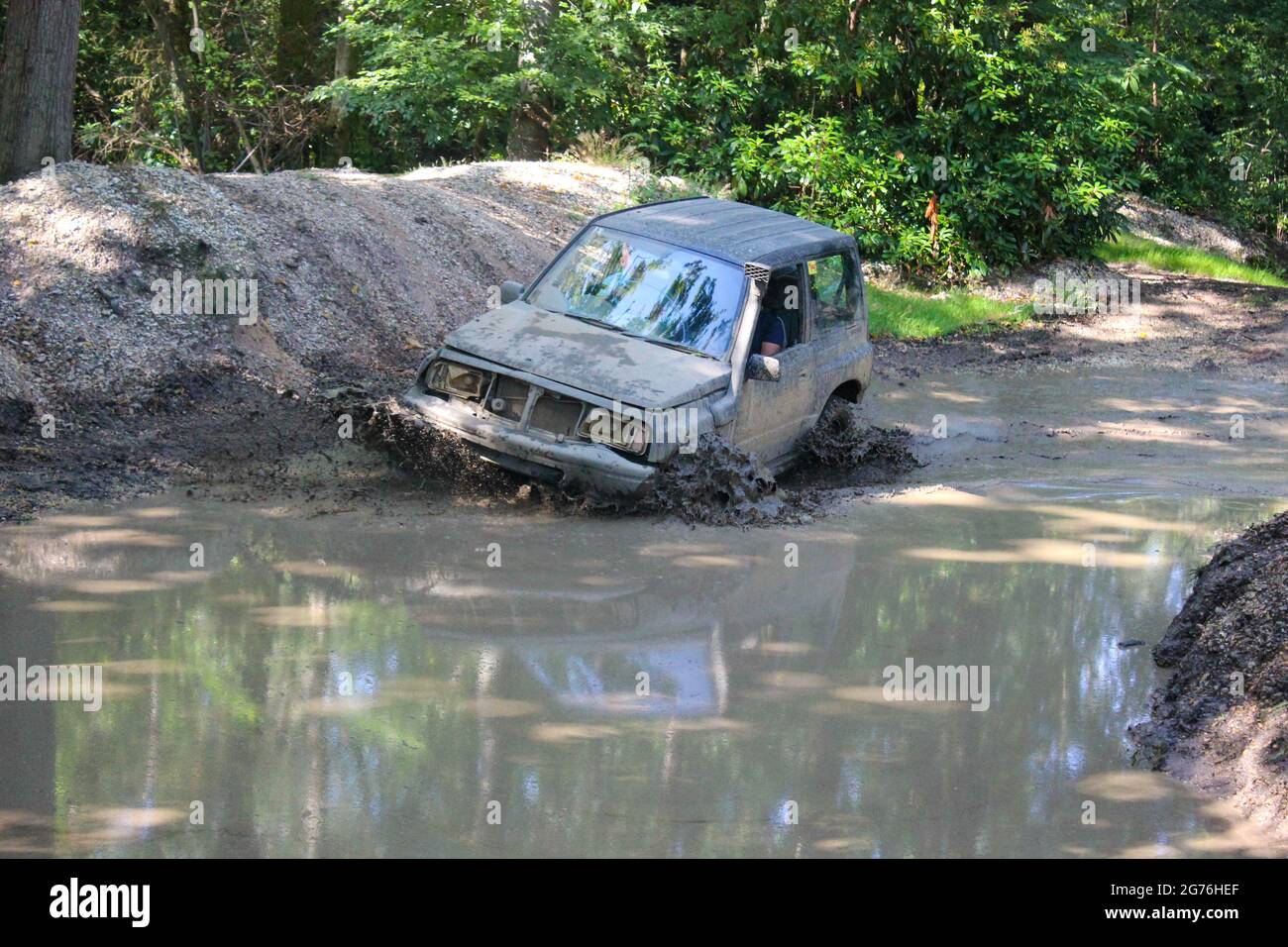 Car stuck in mud hi-res stock photography and images - Alamy