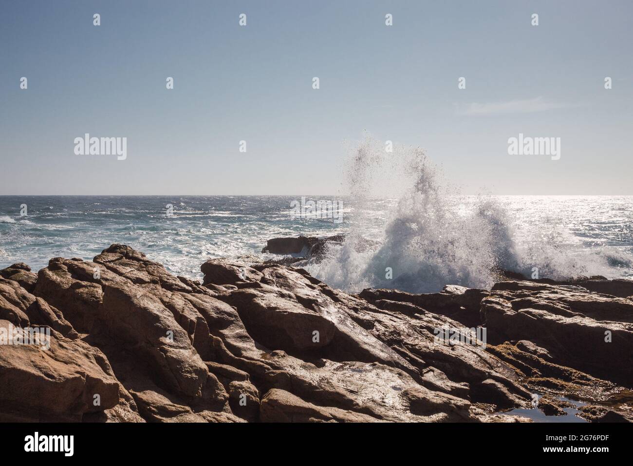 Agua rompiendo en las rocas hi-res stock photography and images - Alamy